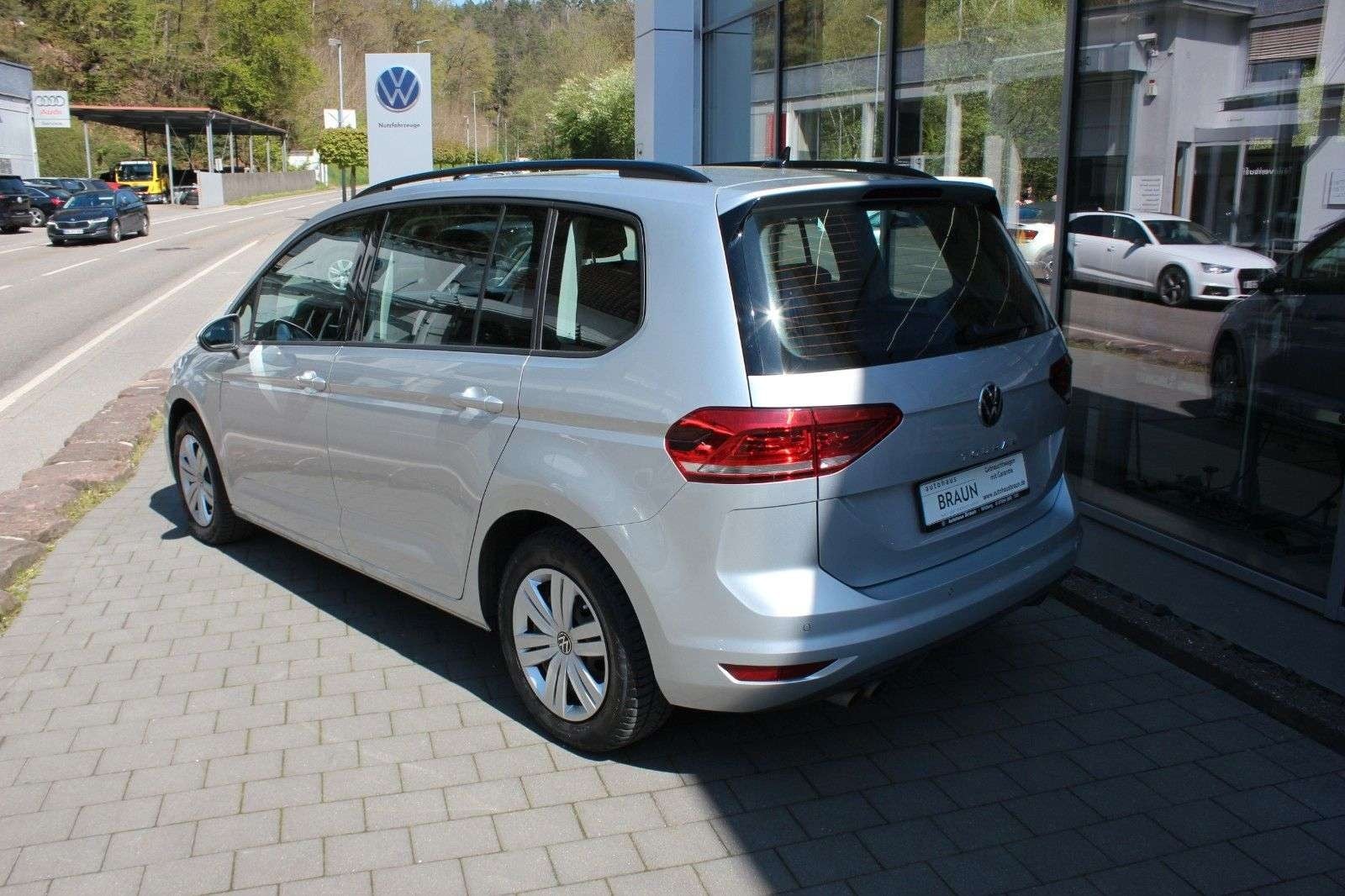 Eladó használt VOLKSWAGEN TOURAN Comfortline 2.0 TDI DSG 7 Sitzer, Navi ...