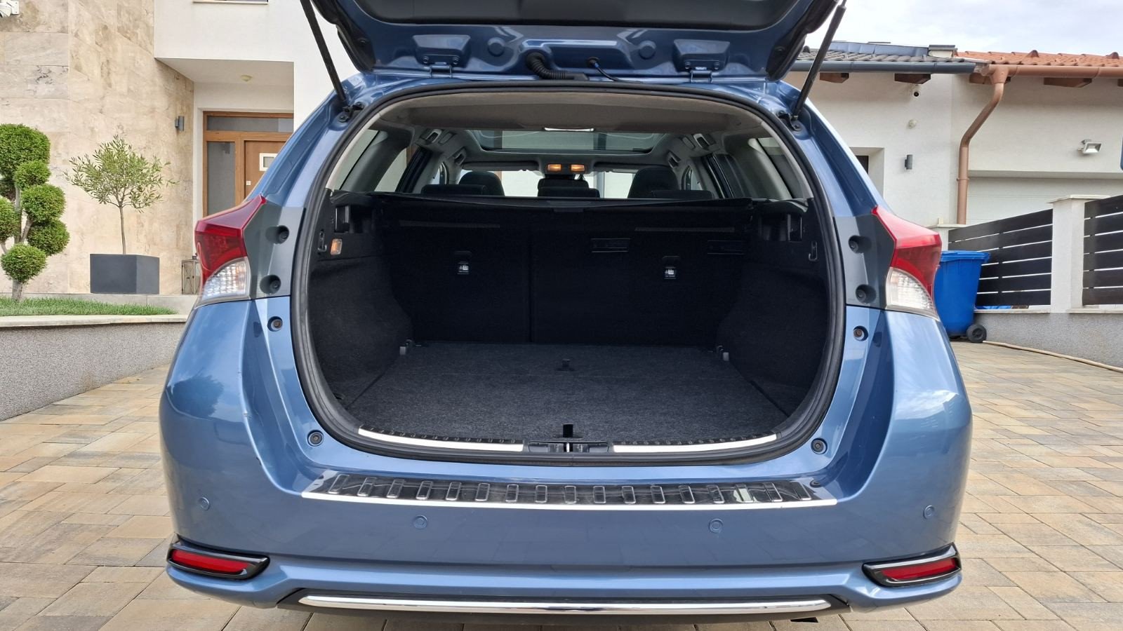 Eladó használt TOYOTA AURIS TOURING SPORTS 1.8 HSD Executive MY17 Skyview (Automata) (mkf26e)