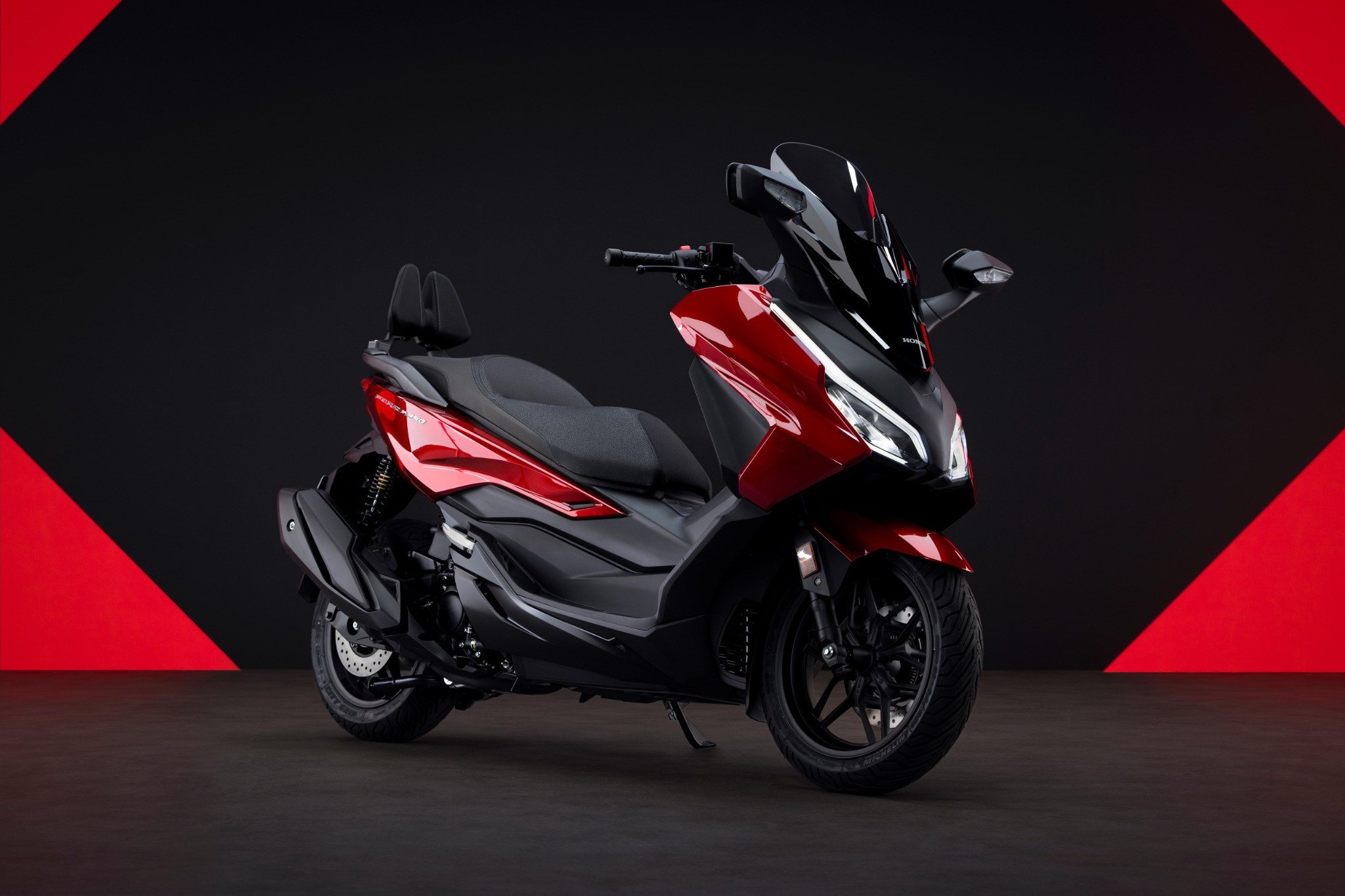 Eladó új HONDA FORZA NSS350 - 2025-ös modell okos dobozzal - Készletről!, Budapest (yc2my4)